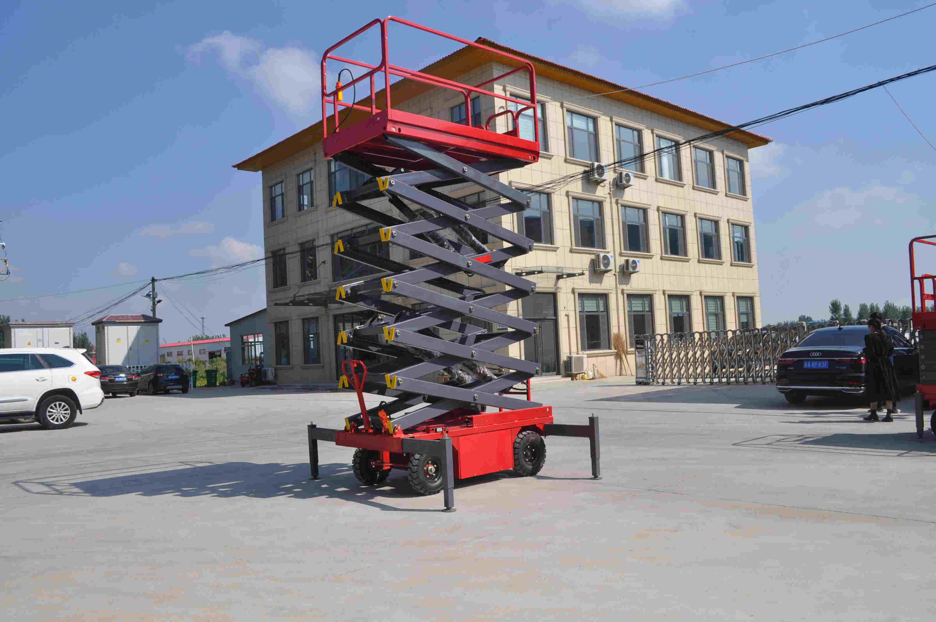 7m Towable Mobile Scissor Lift Platform 220V 380V - Tuhe lift